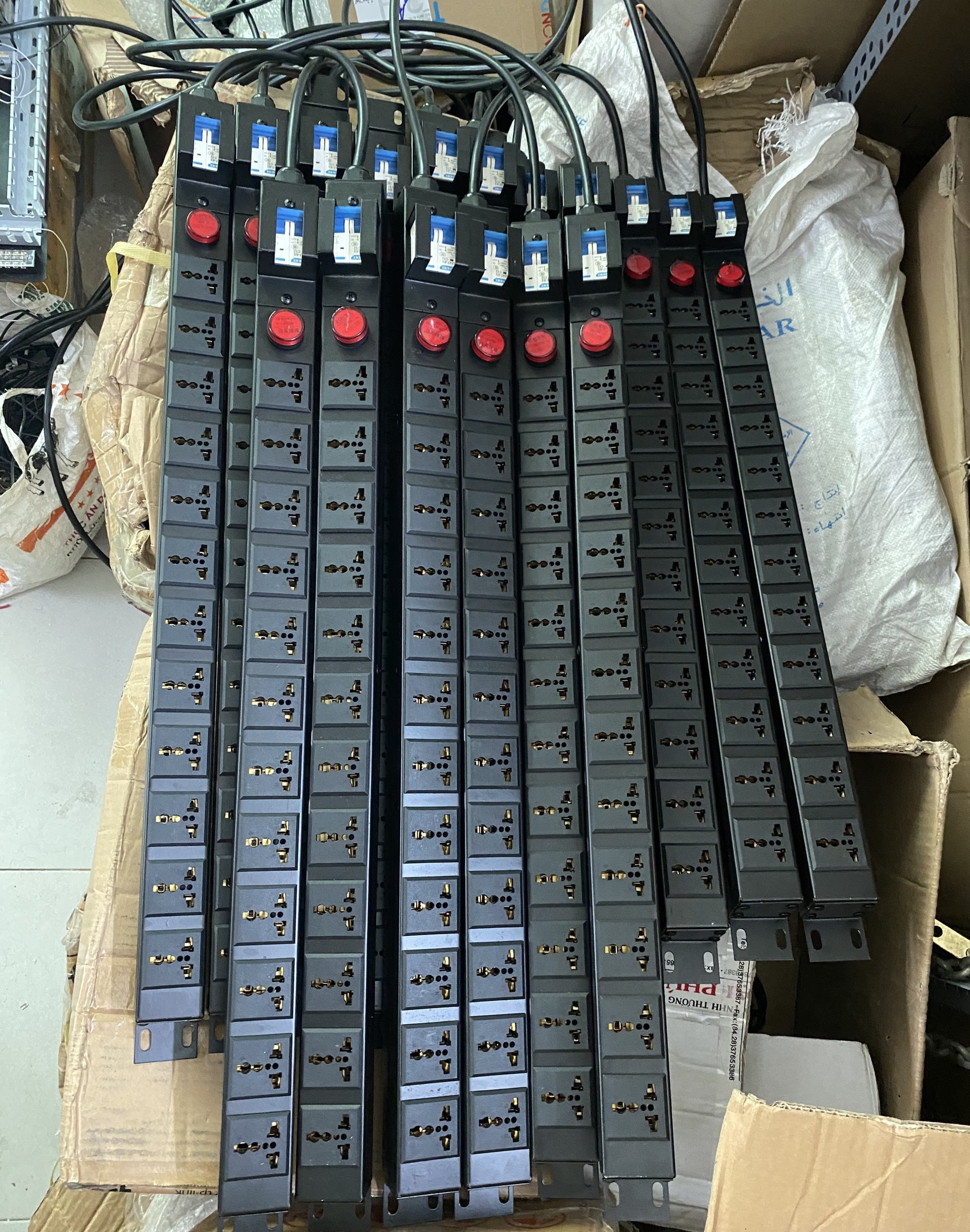 Sẵn Thanh nguồn PDU 12 ổ cắm đa năng M MCB 32A + Dây nguồn EU 3X1.5MM2, 1M5